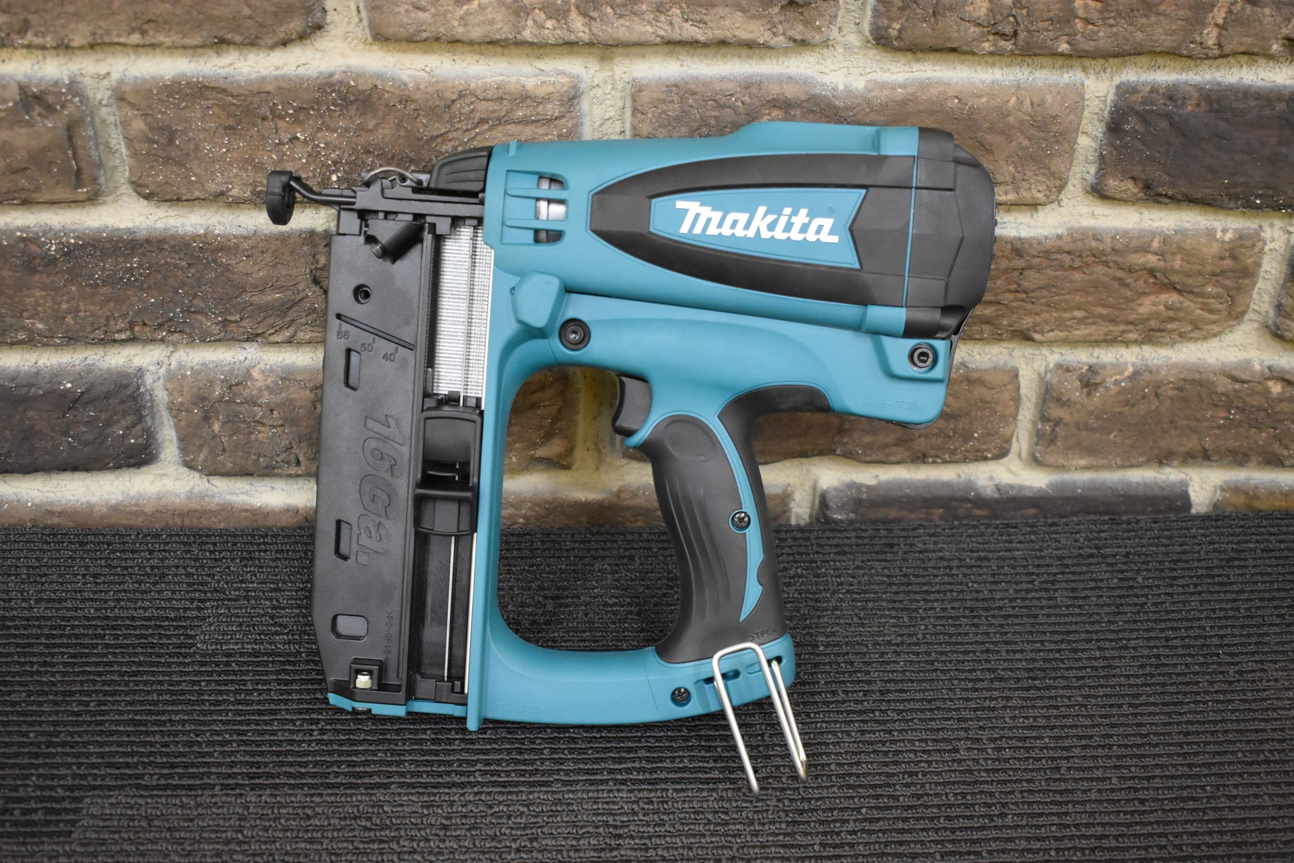 MAKITA NAIL GUN WITH 2X 1.5AH BATTERY & CHARGER HL4050 - Hock and Go