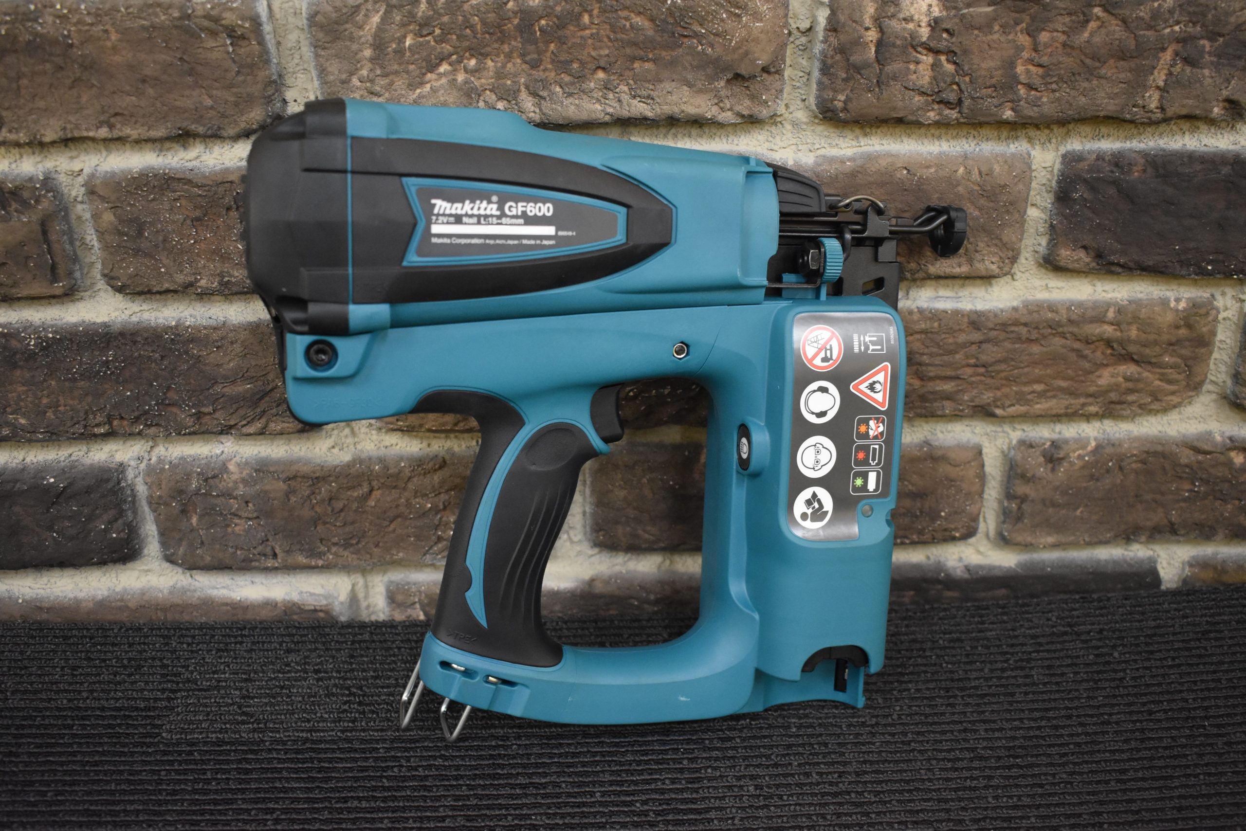 MAKITA NAIL GUN WITH 2X 1.5AH BATTERY & CHARGER HL4050 - Hock and Go