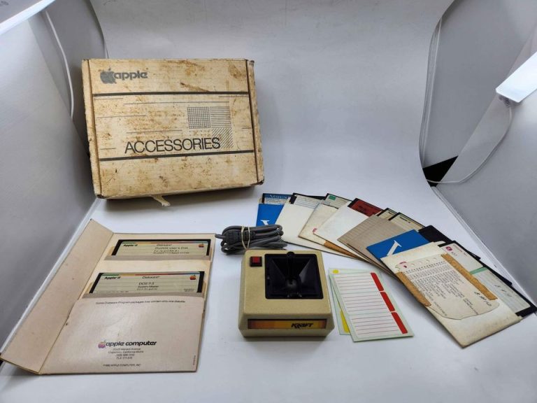 Apple II JoyStick + Floppy Disks With Original Apple Box - HL16695 ...